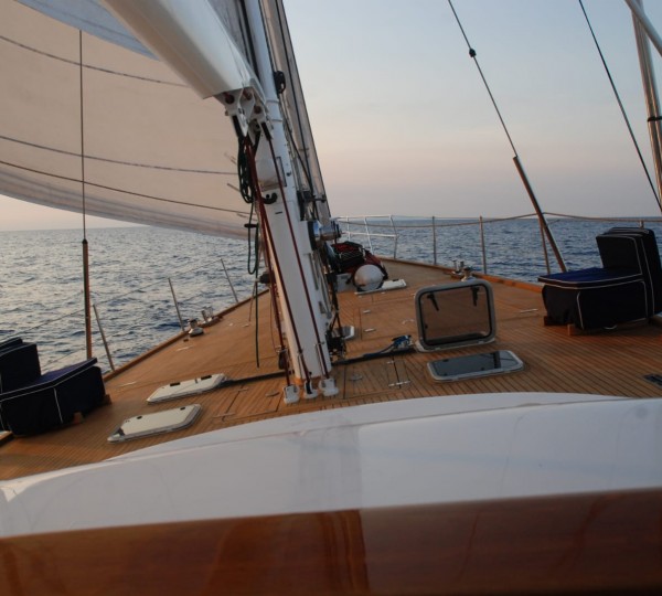 SALUTE - BAYESIAN Yacht By Perini Navi - Sailing – Luxury Yacht Browser ...